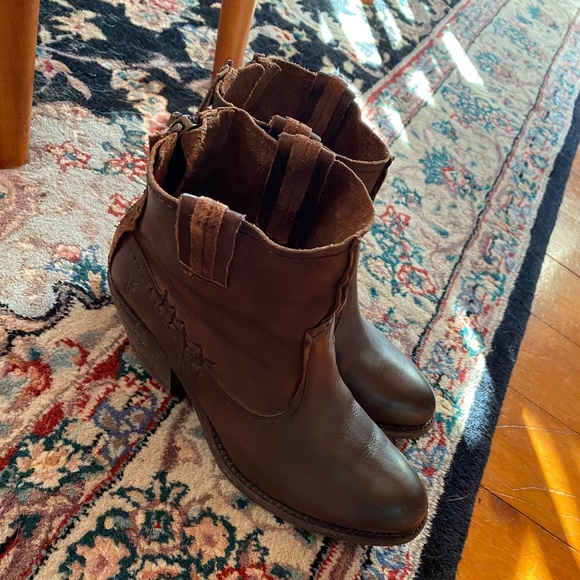 FRYE AND CO. | Shoes | Frye Leslie Short Boot Dark Brown Back Zipper ...